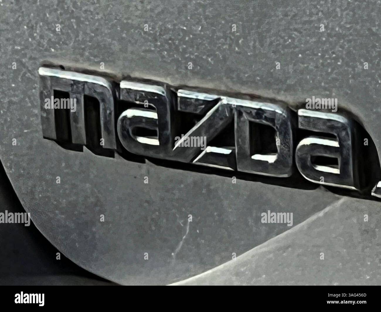 Das Mazda Logo Firmenlogo Schriftzug Buchstaben an der Motorhaube eines ...