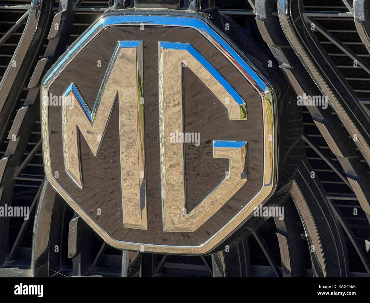 Das MG Logo Firmenlogo MG Schriftzug Buchstaben an der Motorhaube eines ...