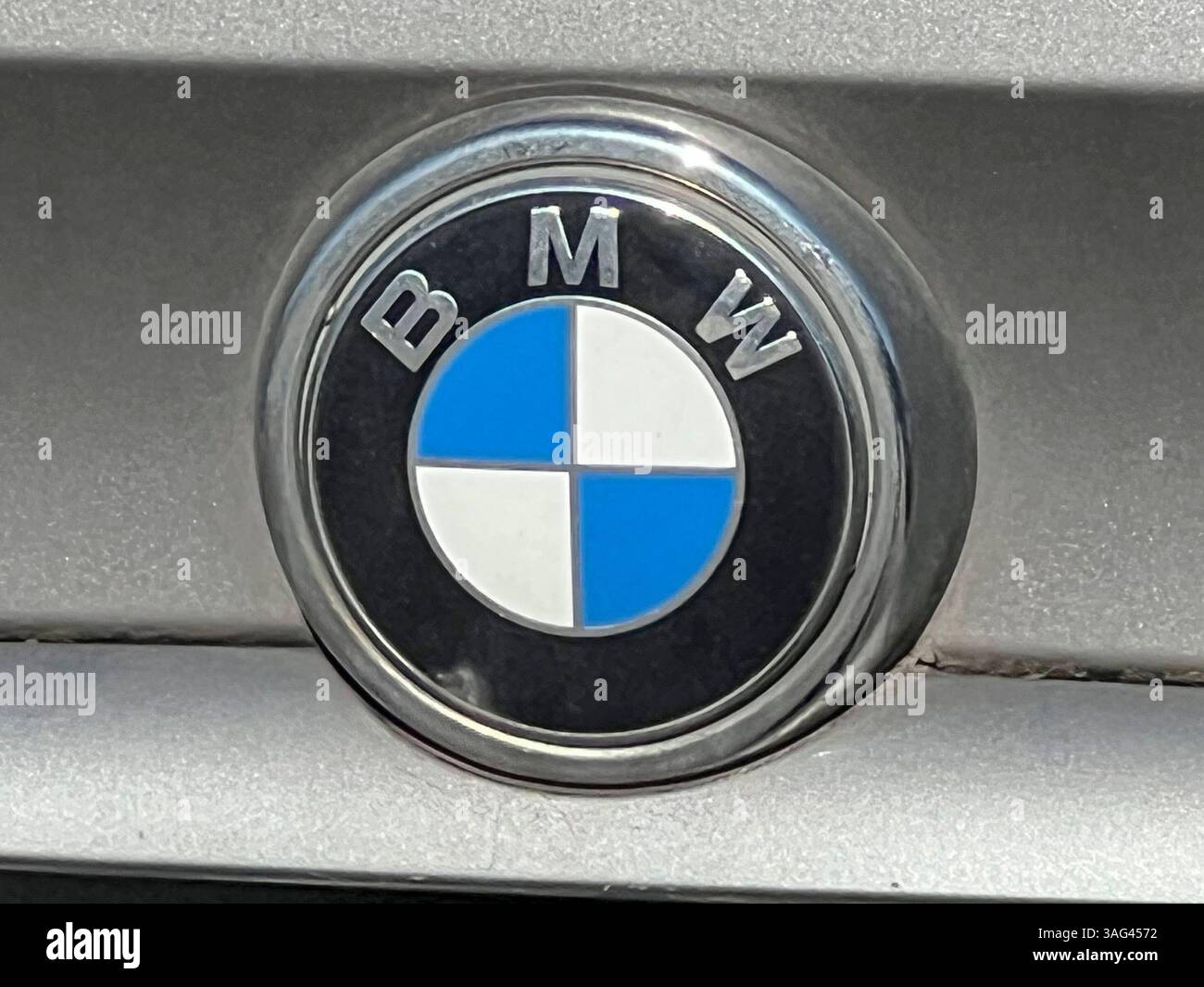 Das BMW blau weisse Logo Firmenlogo Buchstaben an der Motorhaube eines ...