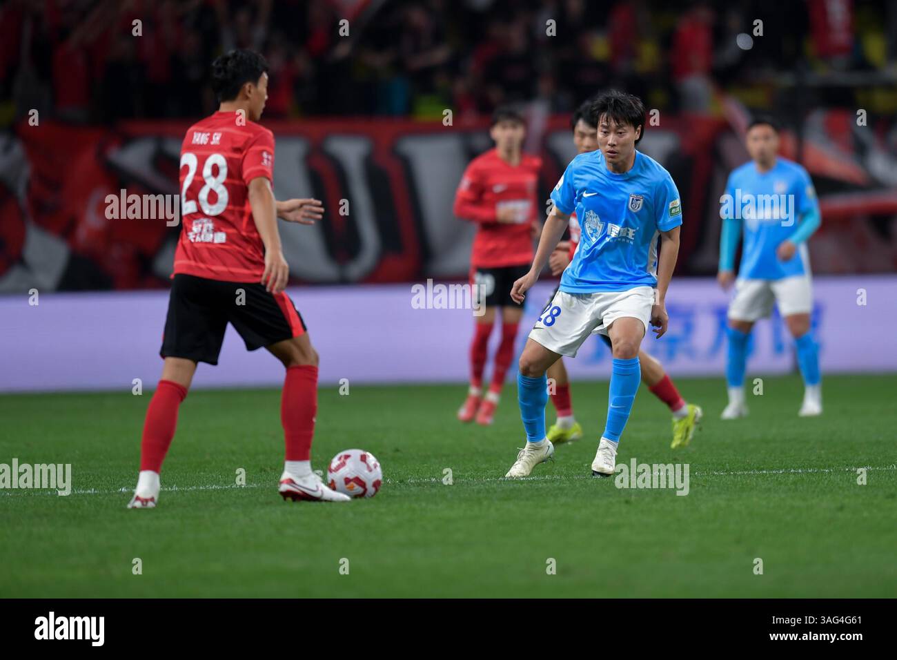 Chengdu Rongcheng Football Club defeated Dalian Yingbo Football Club ...