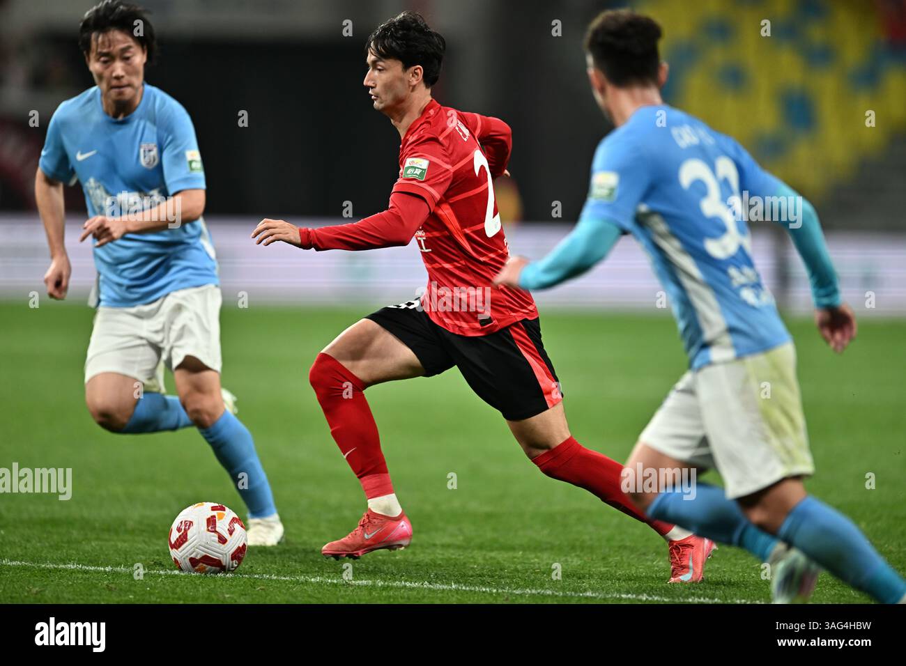 Chengdu Rongcheng Football Club defeated Dalian Yingbo Football Club ...