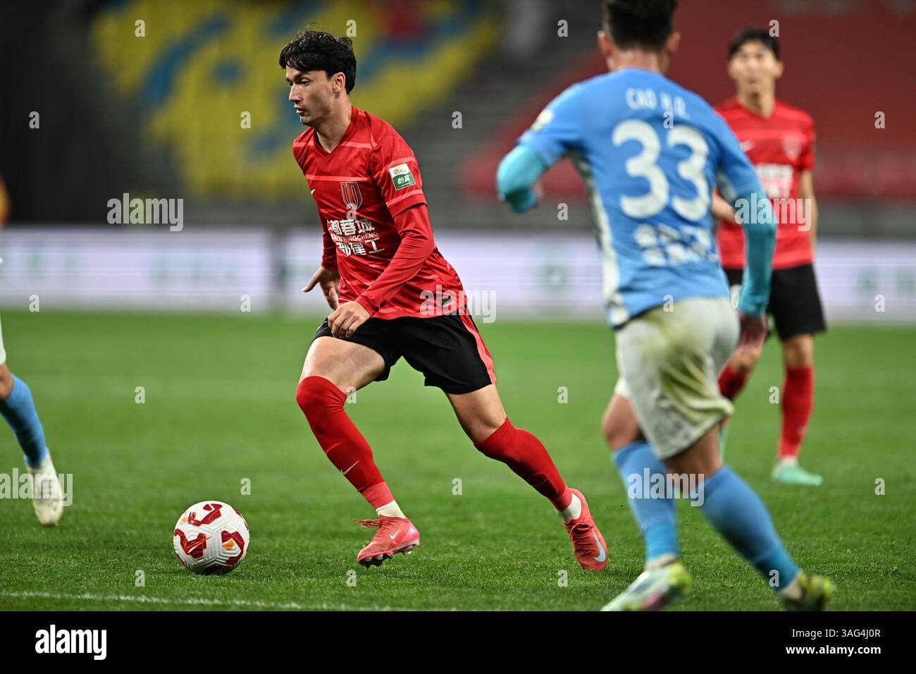 Chengdu Rongcheng Football Club defeated Dalian Yingbo Football Club ...