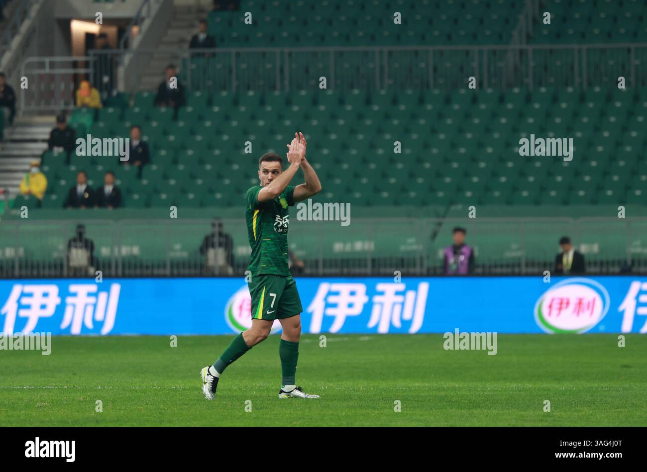 Beijing Guoan Football Club defeated Zhejiang Professional Football ...