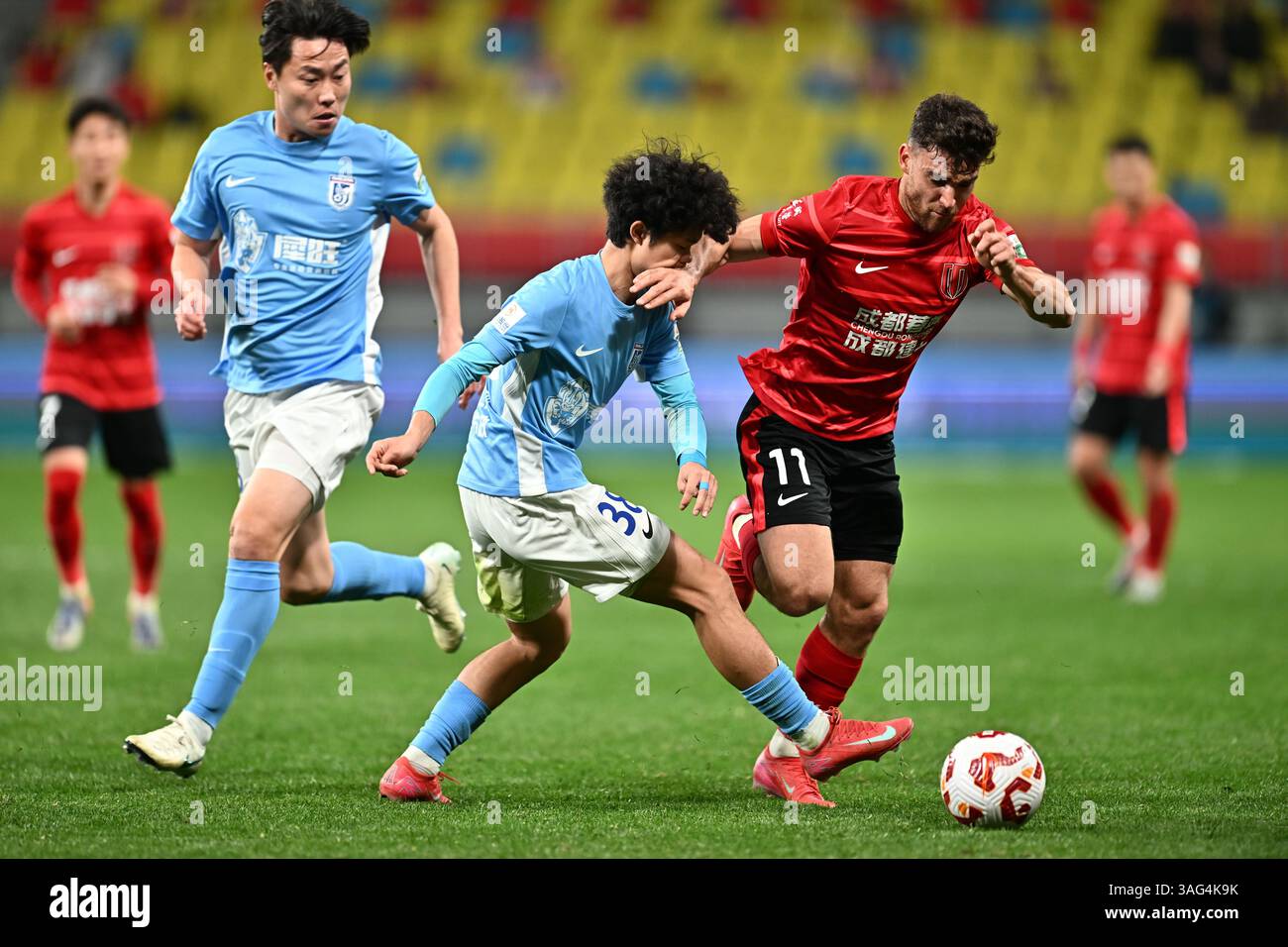Chengdu Rongcheng Football Club defeated Dalian Yingbo Football Club ...