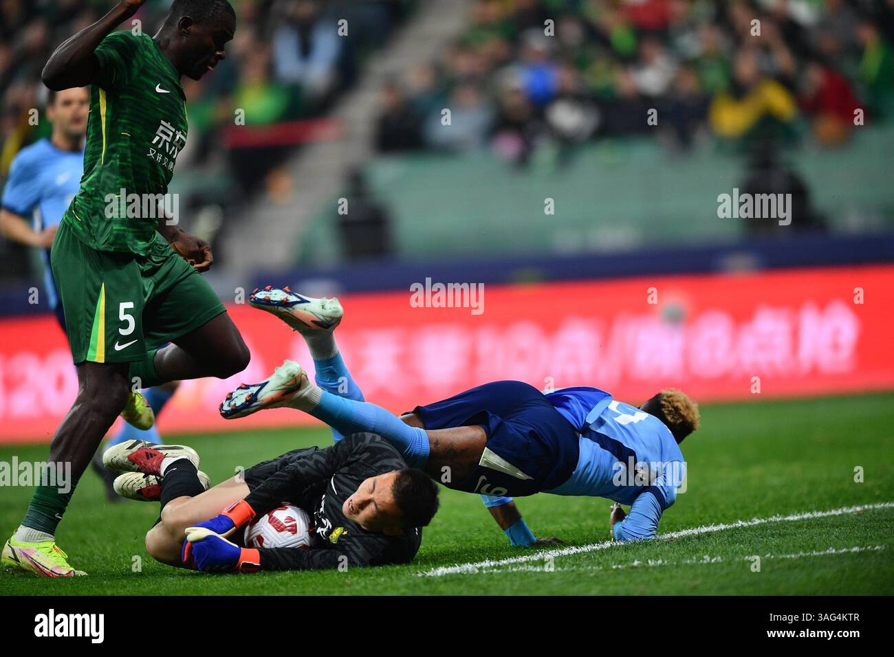 Beijing Guoan Football Club defeated Zhejiang Professional Football ...