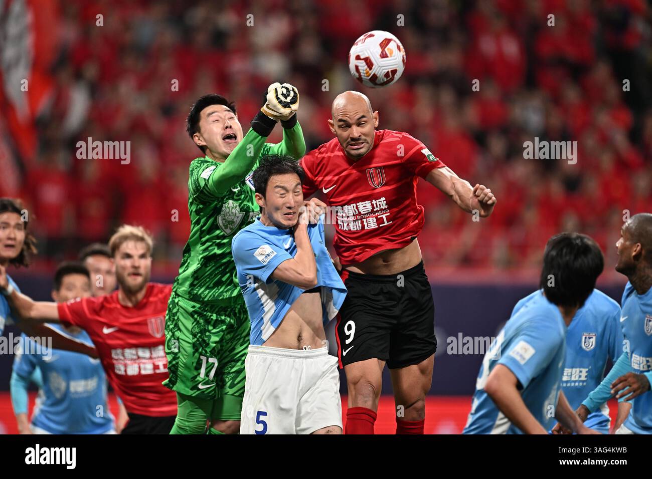 Chengdu Rongcheng Football Club defeated Dalian Yingbo Football Club ...