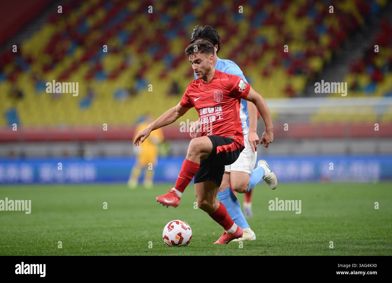 Chengdu Rongcheng Football Club defeated Dalian Yingbo Football Club ...