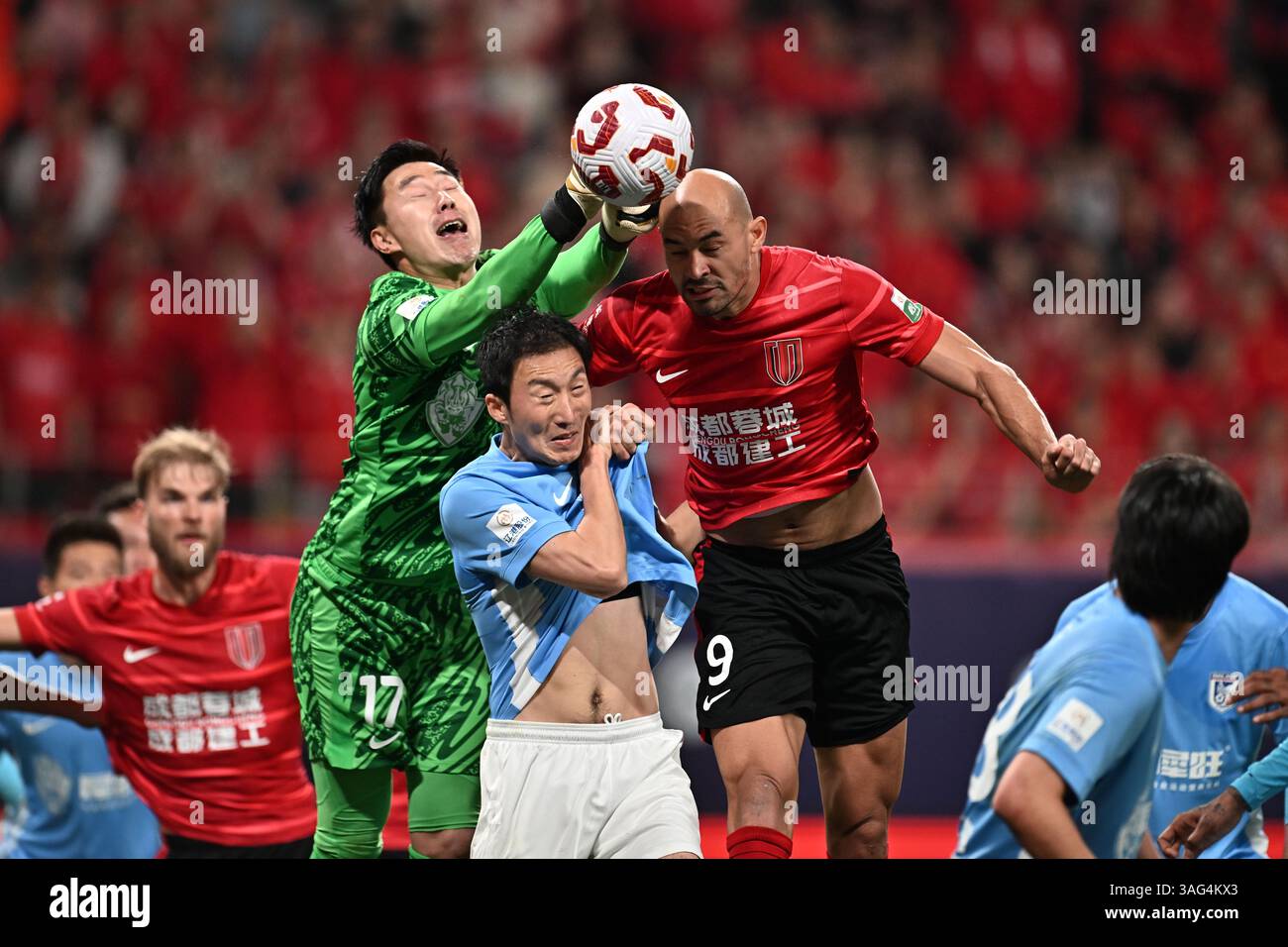 Chengdu Rongcheng Football Club defeated Dalian Yingbo Football Club ...