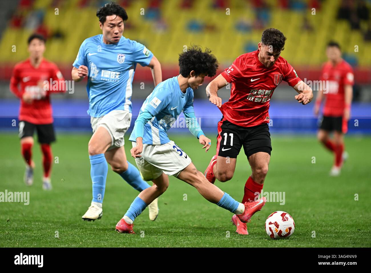 Chengdu Rongcheng Football Club defeated Dalian Yingbo Football Club ...
