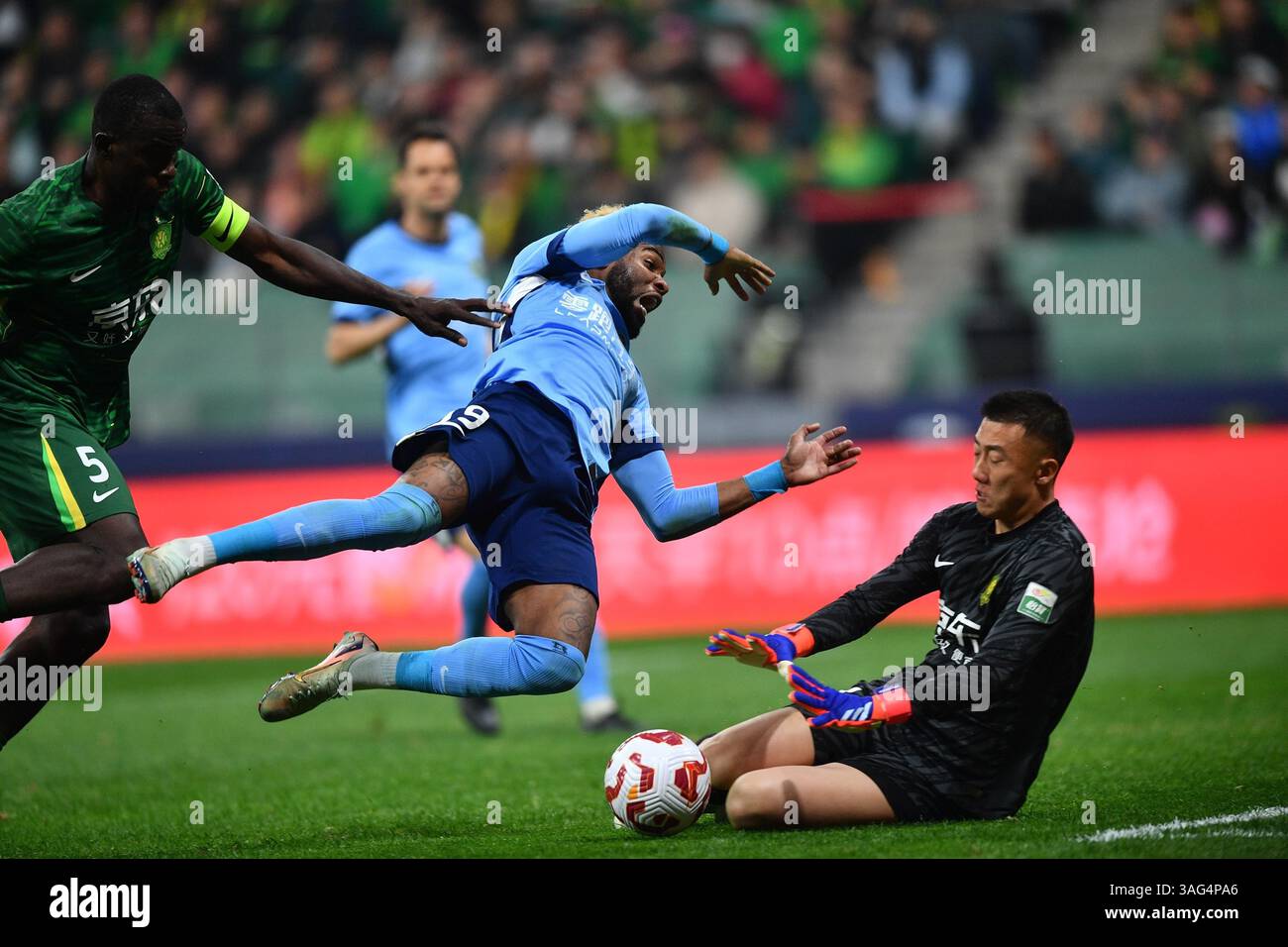 Beijing Guoan Football Club defeated Zhejiang Professional Football ...