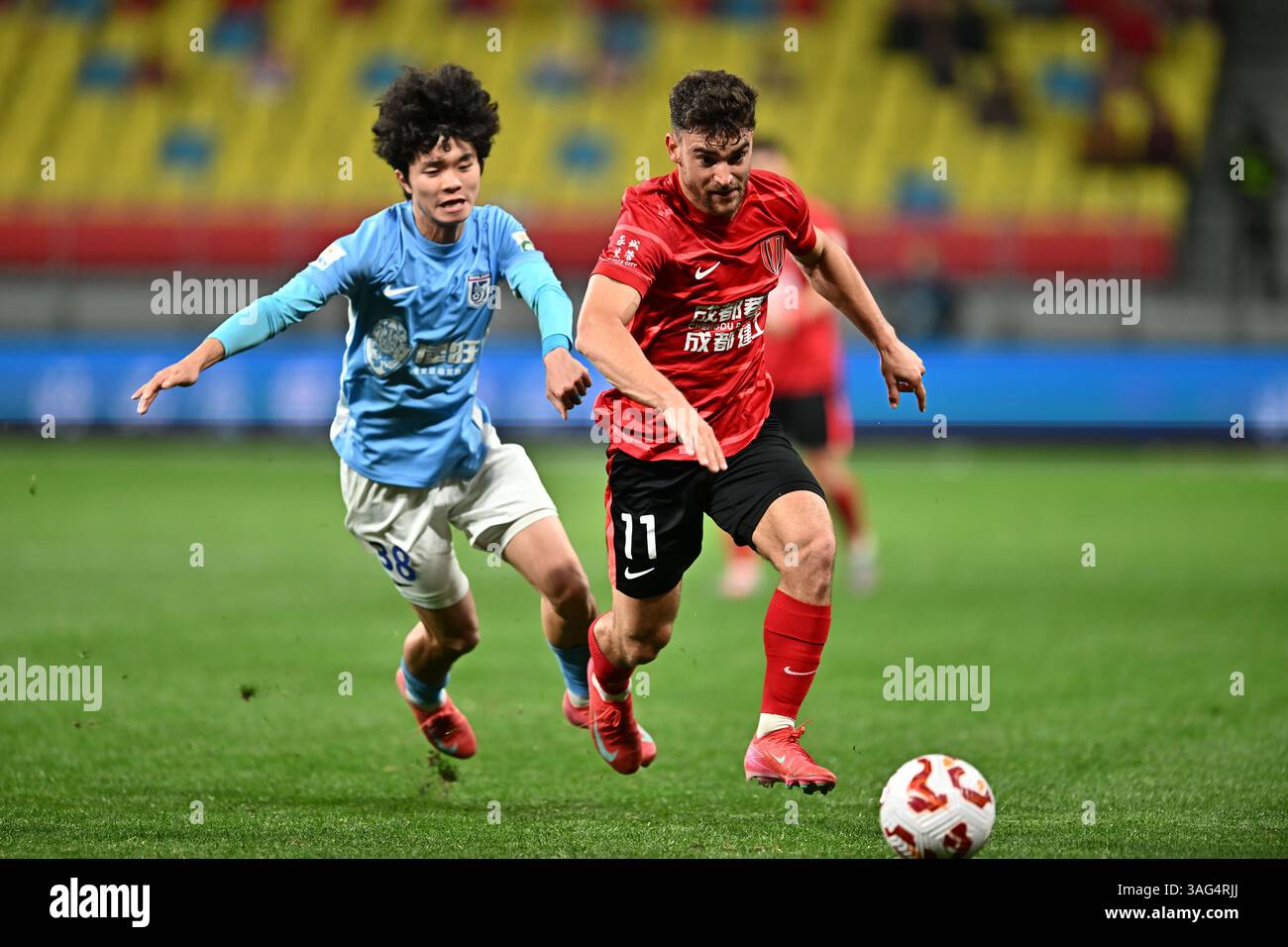 Chengdu Rongcheng Football Club defeated Dalian Yingbo Football Club ...