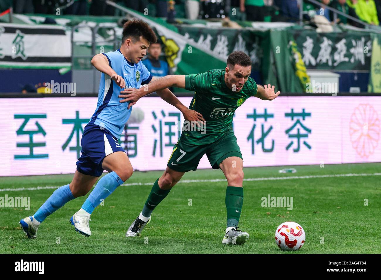 Beijing Guoan Football Club defeated Zhejiang Professional Football ...