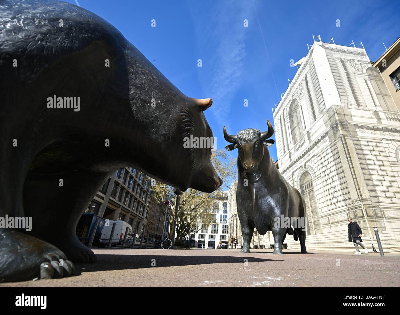 08 April 2025, Hesse, Frankfurt/Main: The bronze figures of the bull (r ...