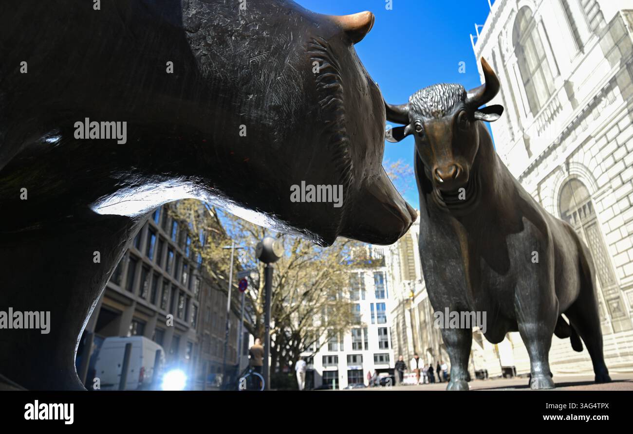 08 April 2025, Hesse, Frankfurt/Main: The bronze figures of the bull (r ...