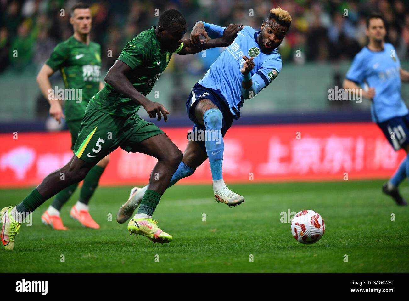 Beijing Guoan Football Club defeated Zhejiang Professional Football ...
