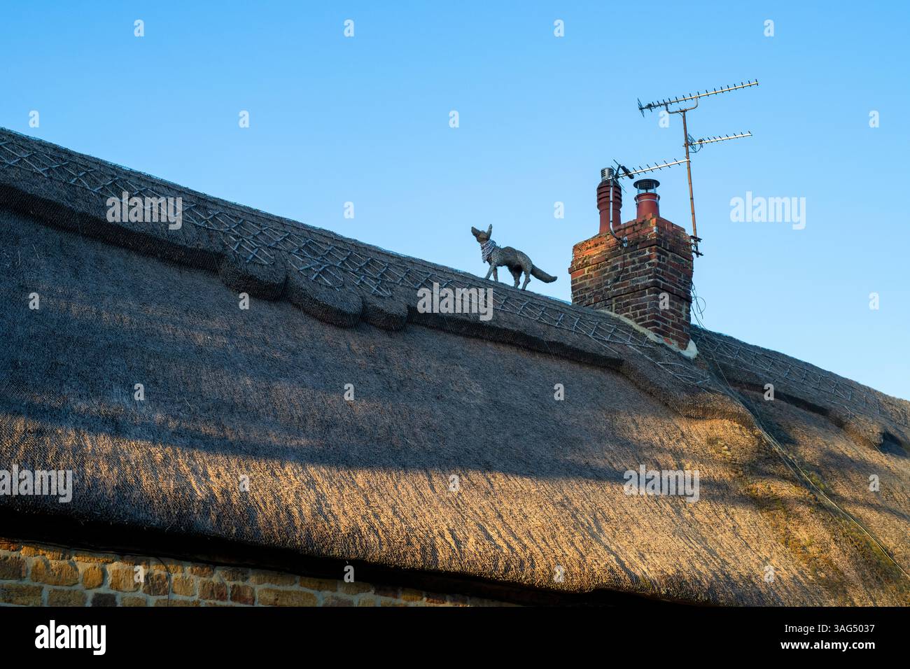 Straw dog finial thatched roof in Cropredy, Oxfordshire, England Stock ...