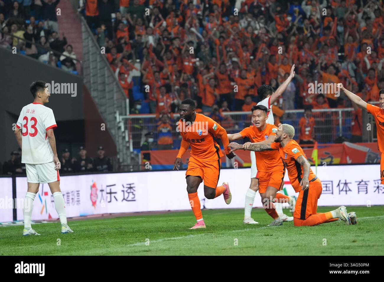 Yunnan Yukun Football Club defeated Qingdao Hainiu Football Club with 1-0 at the fifth round of ...