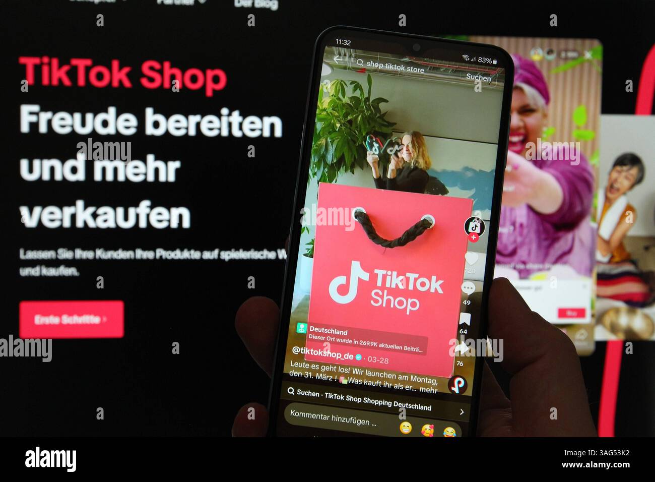 Auf einem Laptop wurde die Website vom TikTok-Shop aufgerufen. Davor wurde auf einem Smartphone ...