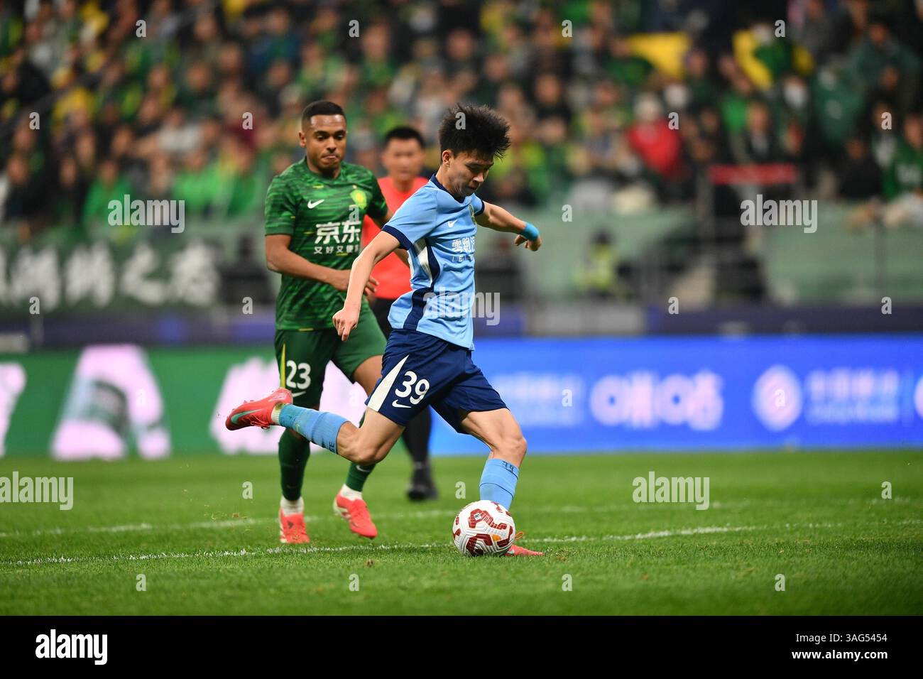 Beijing Guoan Football Club defeated Zhejiang Professional Football ...