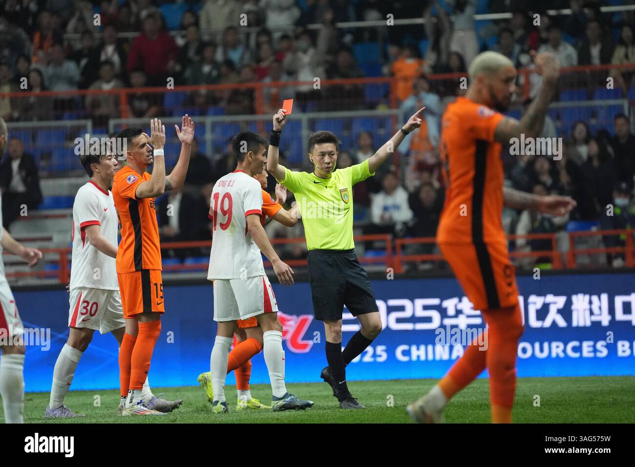 Yunnan Yukun Football Club defeated Qingdao Hainiu Football Club with 1-0 at the fifth round of ...