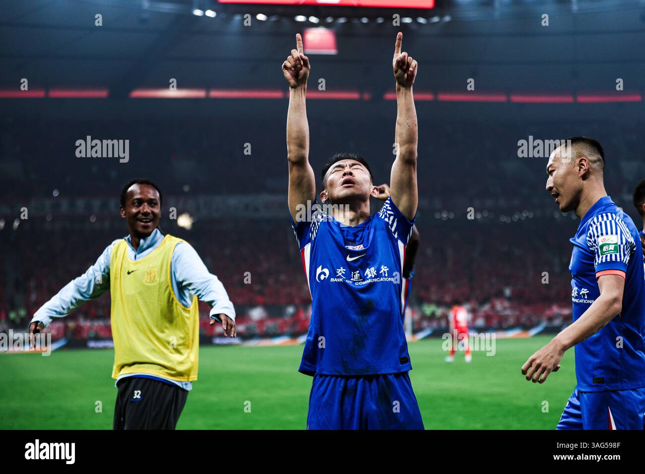 Shanghai Port Football Club 1-1 draw Shanghai Shenhua Football Club at ...