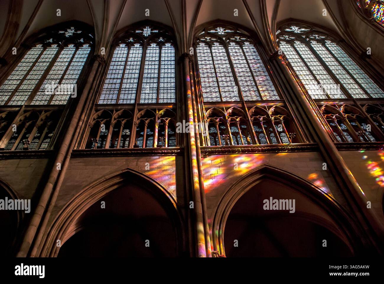 Oct. 9, 2009 - Cologne, Germany - Cores dos vitrais refletidos no ...