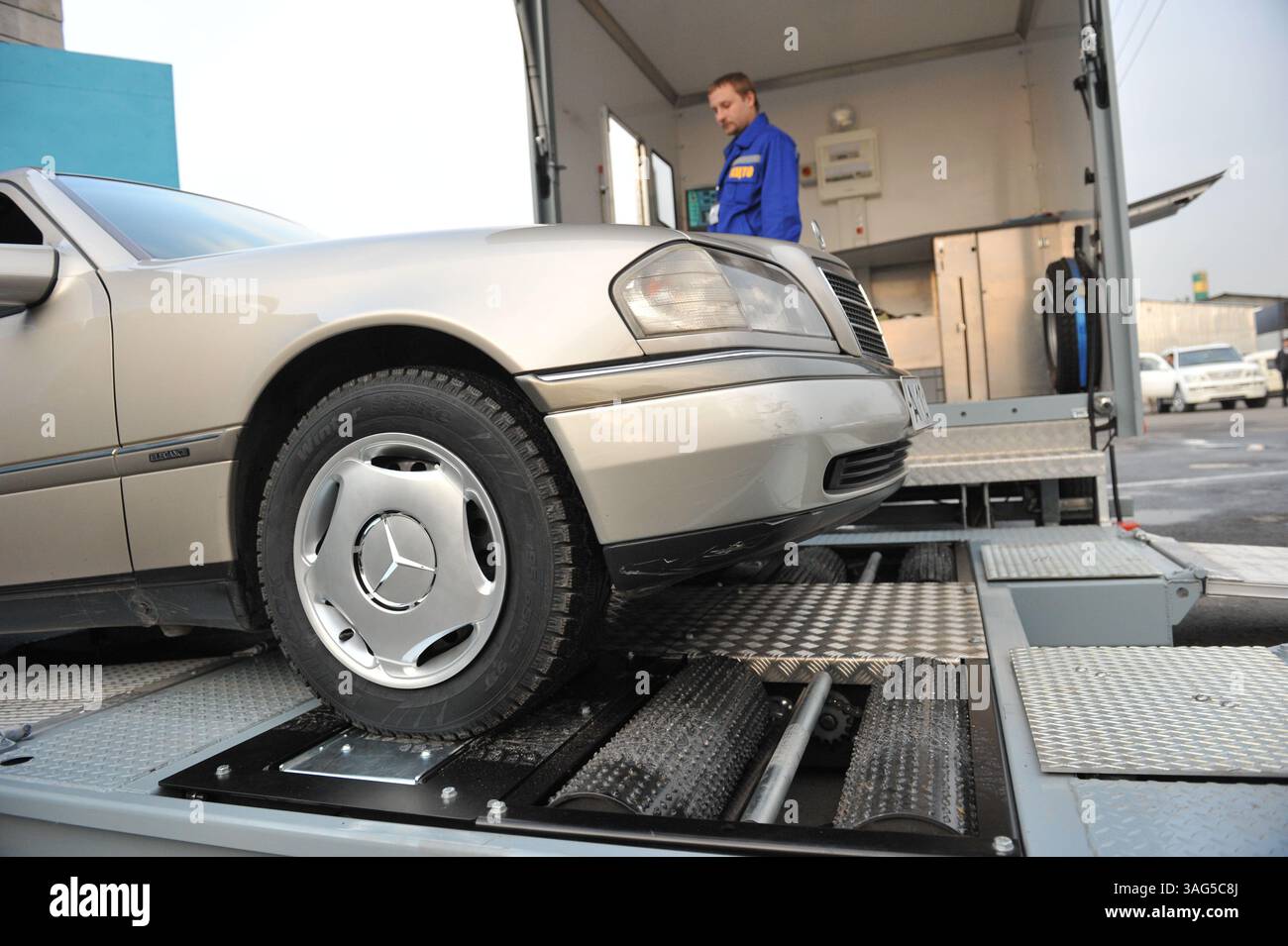 Car technical inspection station Stock Photo - Alamy