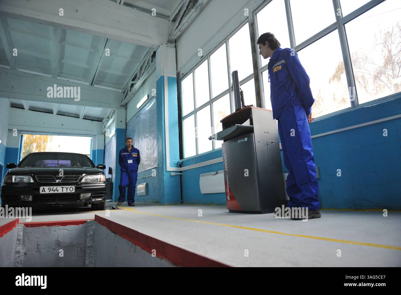 Car technical inspection station Stock Photo - Alamy