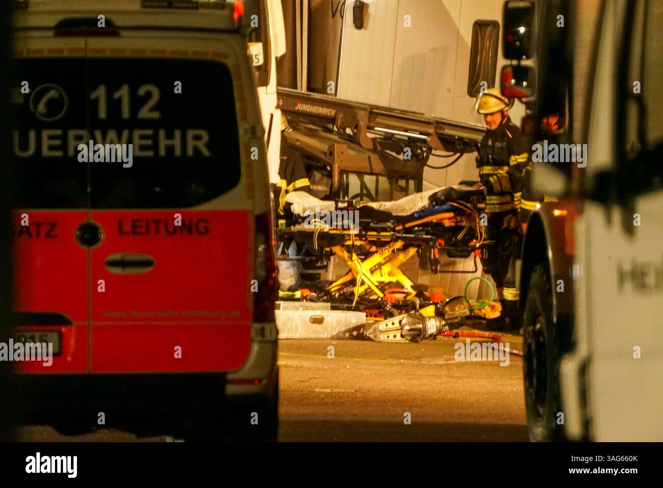 Ein Gabelstabler stürzt von einer Laderampe der Fahrer wird von der ...