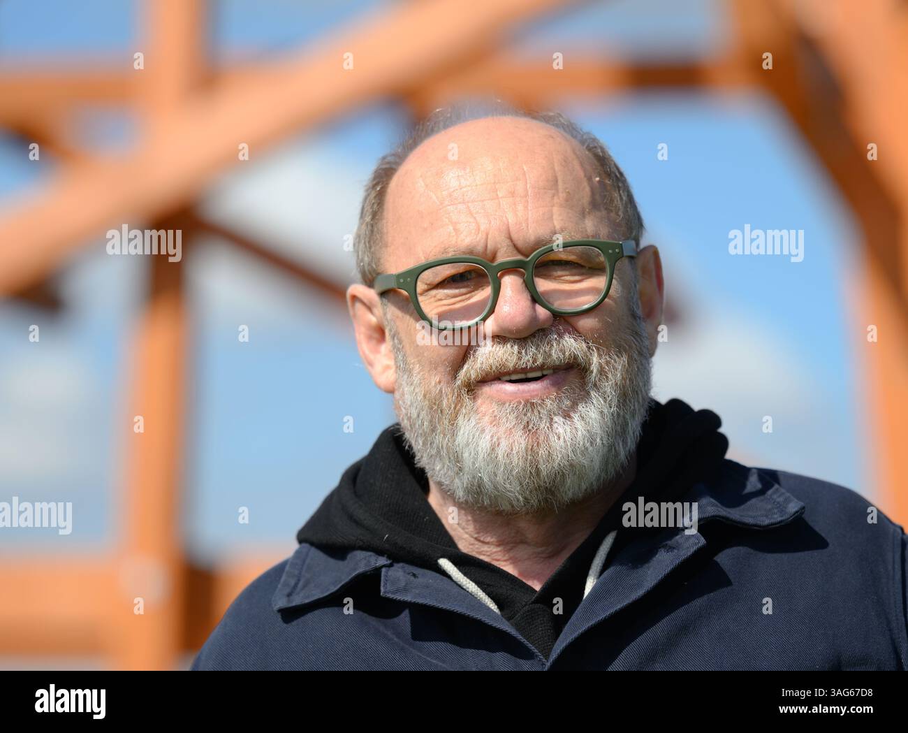 08 April 2025, Saxony, Amtsberg: Alexander Ochs, curator of the "Purple ...