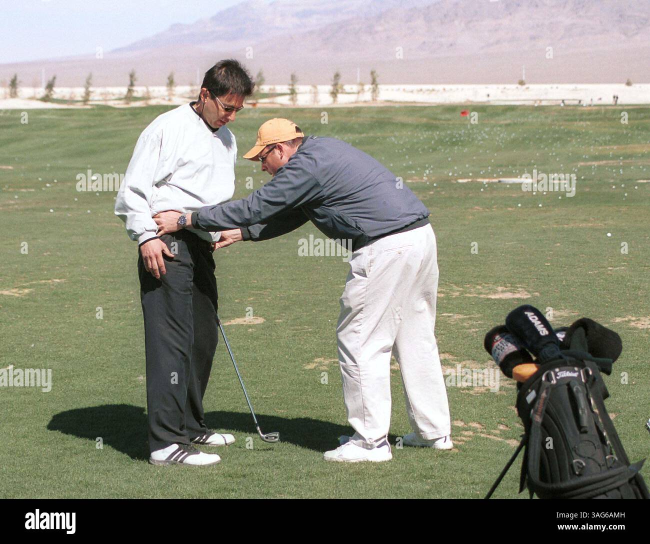Mar 17, 2002; Las Vegas, NV, USA; Actor RAY ROMANO receives golf ...