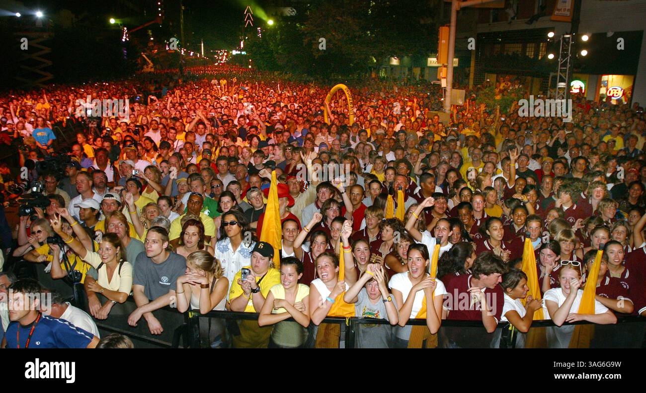 Aug 15, 2004; Dallas, TX, USA; The crowd cheer for Cheryl Crow with her ...