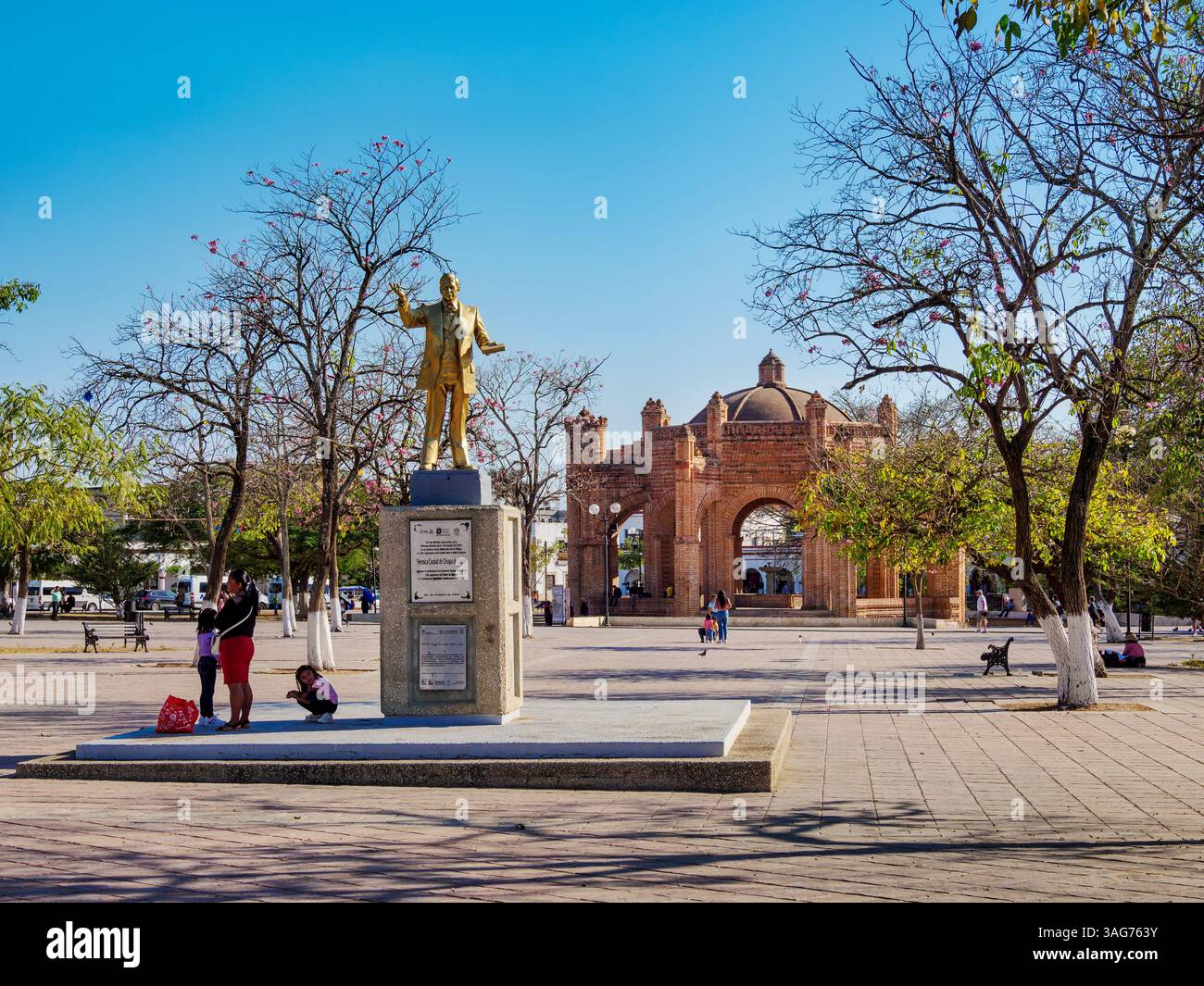 Statue of General Angel Albino Corzo Castellejo and La Pila Fountain ...
