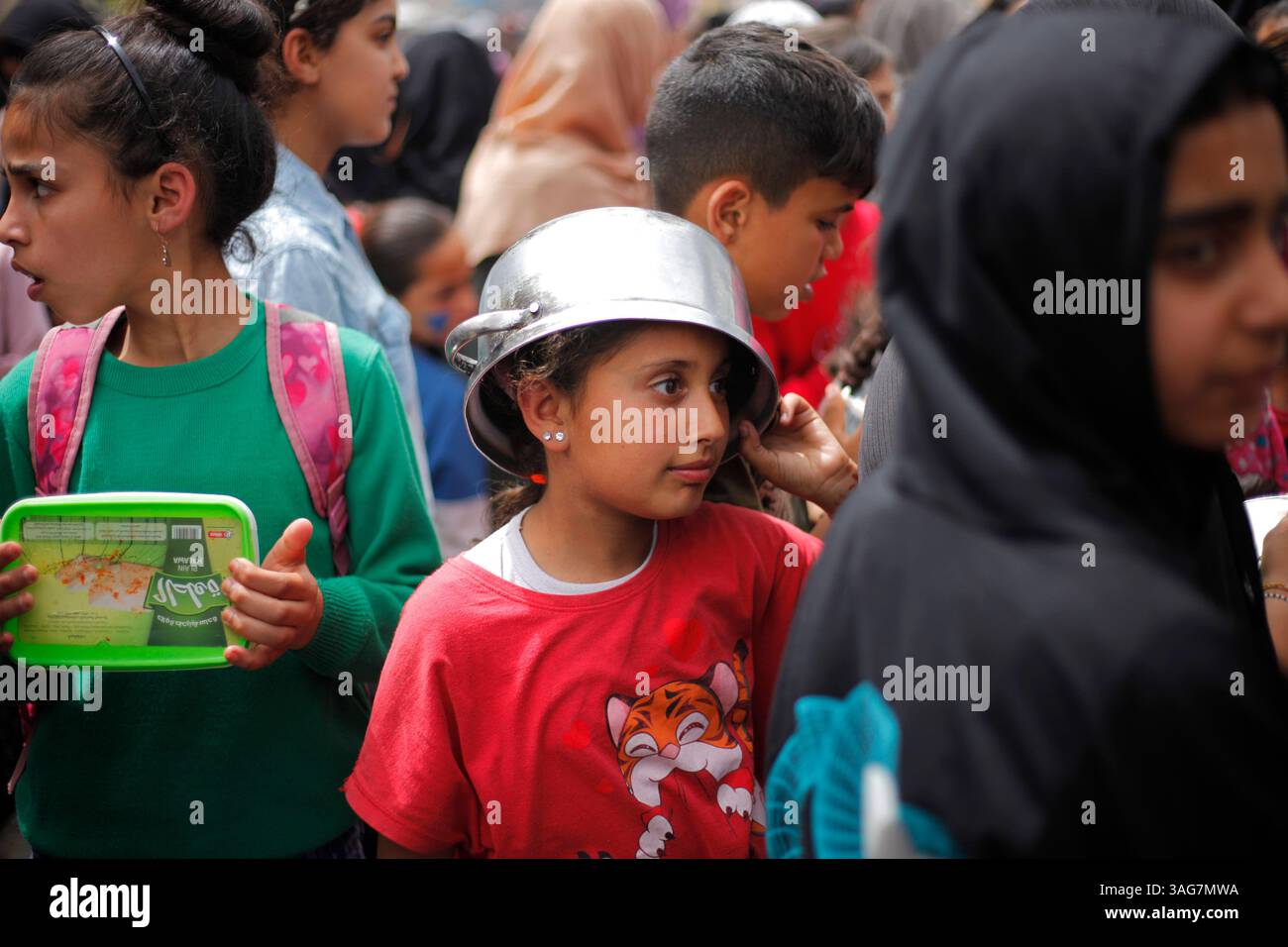 Palestinians gather in large numbers to receive the meals distributed ...