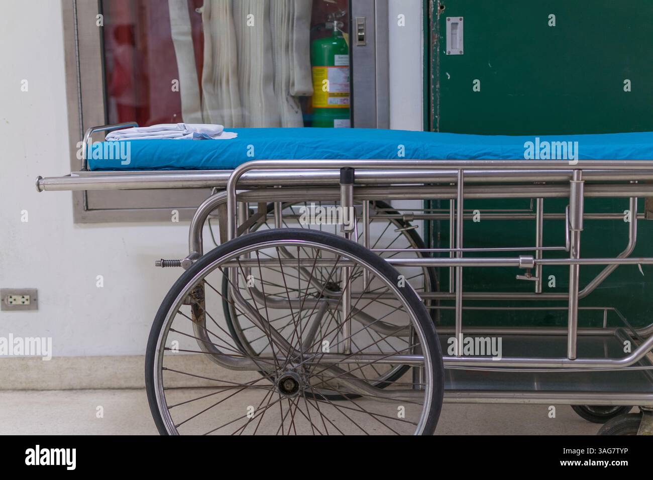 Emergency bed empty wait hi-res stock photography and images - Alamy