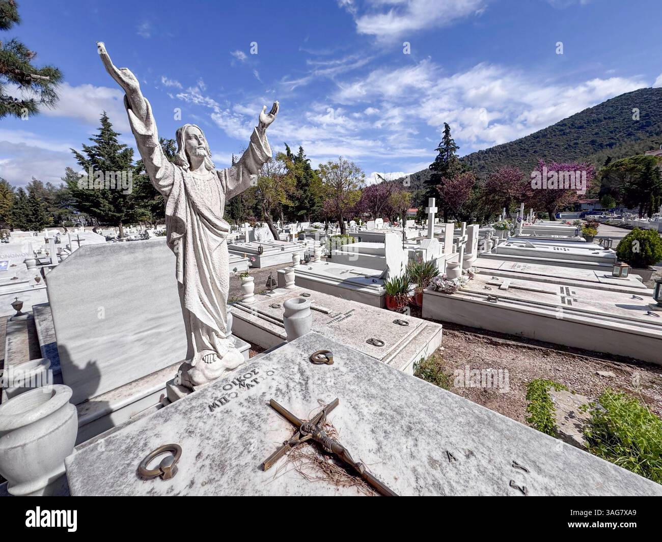 Friedhof Athen 08042025 - Eine Statue von Jesus Christus mit offenen ...