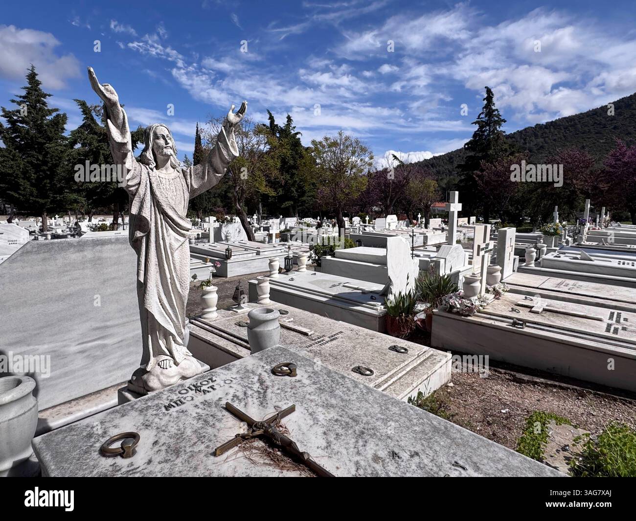 Friedhof Athen 08042025 - Eine Statue von Jesus Christus mit offenen ...