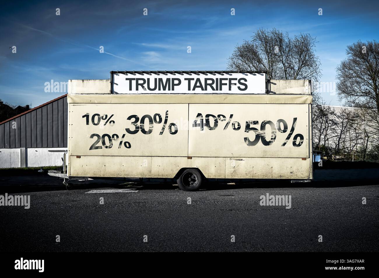 FOTOMONTAGE, Anhänger mit Aufschrift Trump tariffs und Prozentzahlen ...