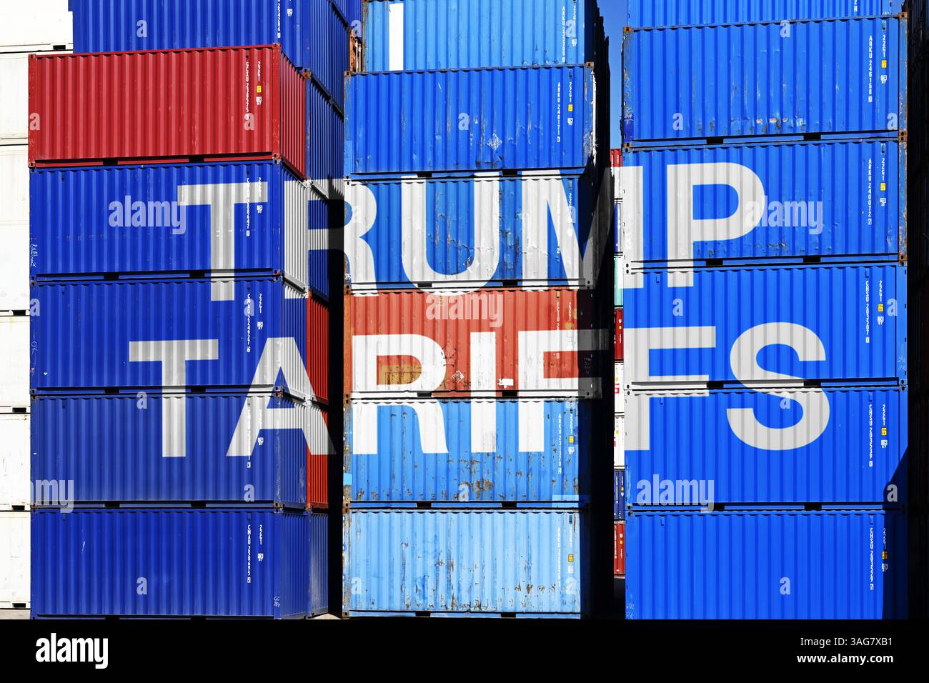 FOTOMONTAGE, Gestapelte Container mit Aufschrift Trump tariffs ...