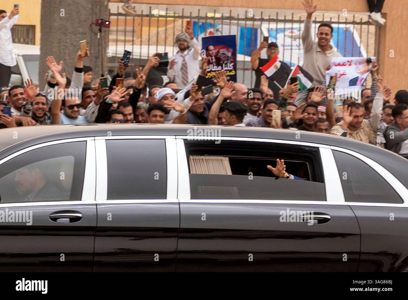 Egyptians greet a convoy carrying Egyptian President Abdel-Fattah el ...