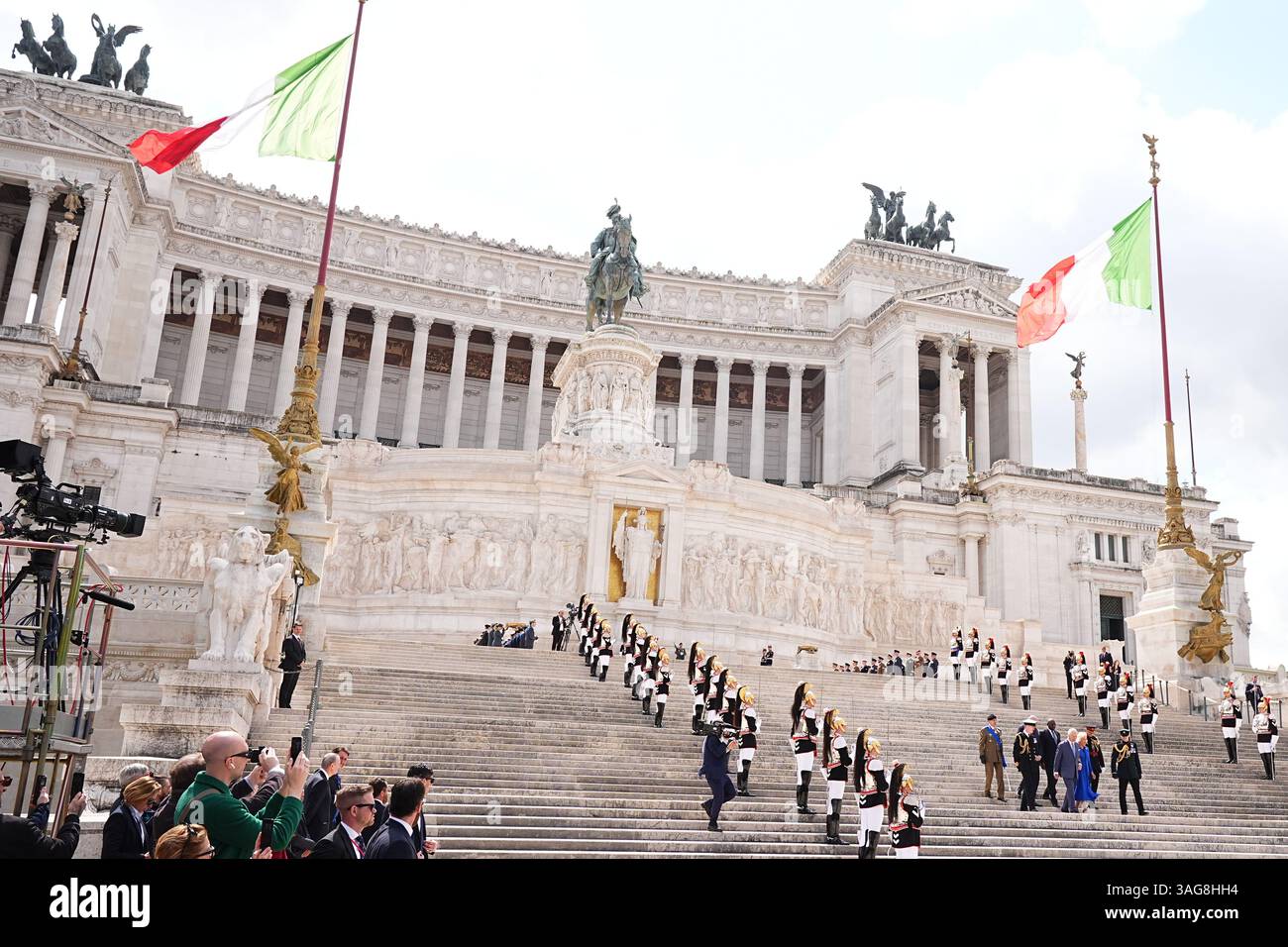 King Charles III and Queen Camilla visit the Tomb of the Unknown ...