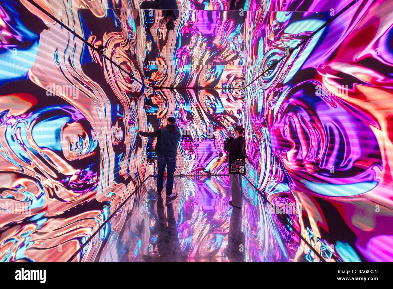 Fuorisalone 2025 installazione “Hyper Portal” di Glo a Palazzo Moscova 18 - Milano, Italia ...