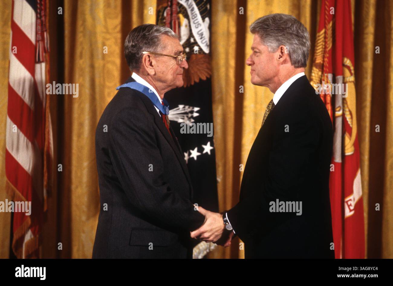 Jan. 20, 1998 - Washington, DC, USA - President Bill Clinton awards the ...