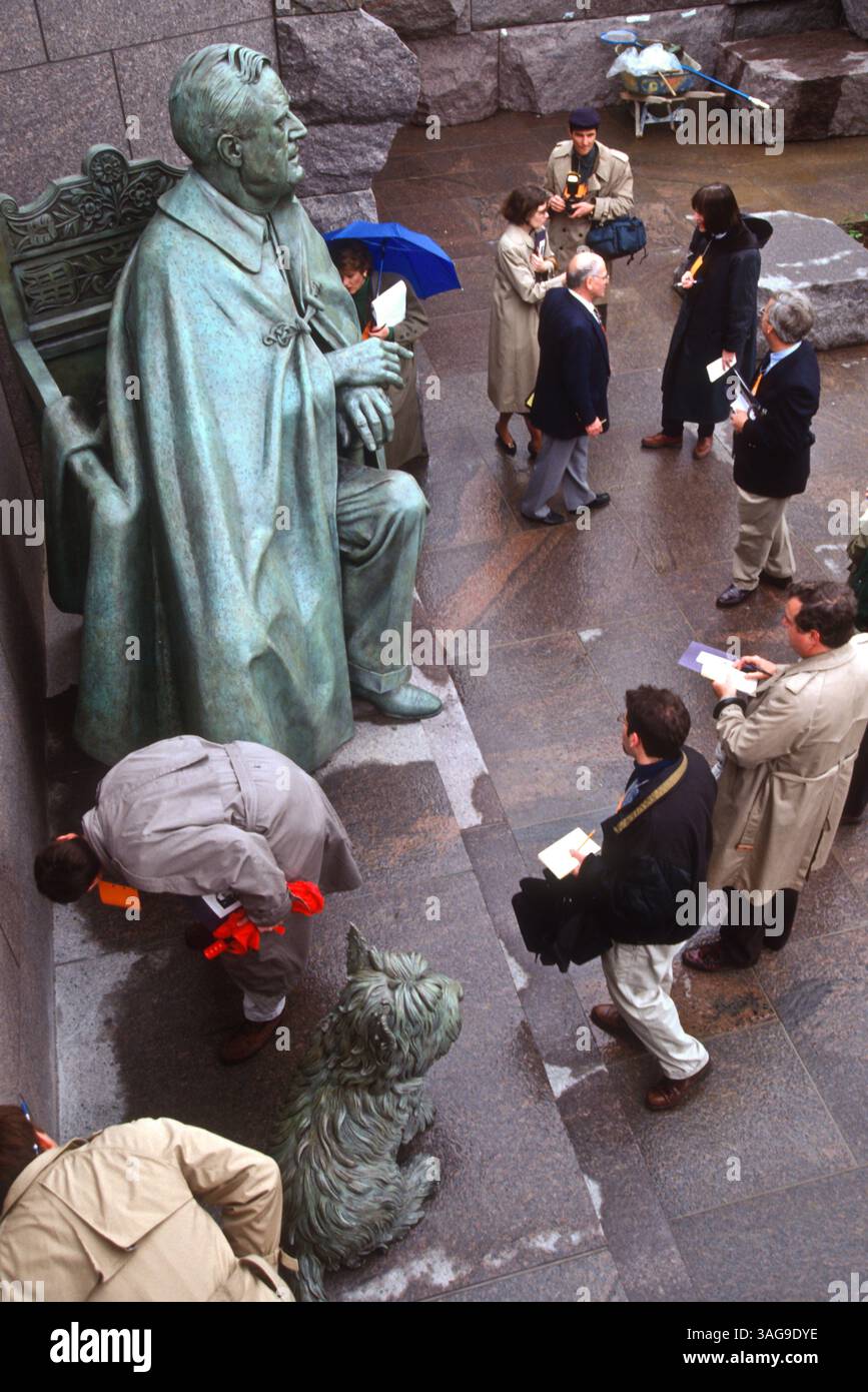 Sept. 2, 2011 - Washington, DC, USA - A group of people study the ...