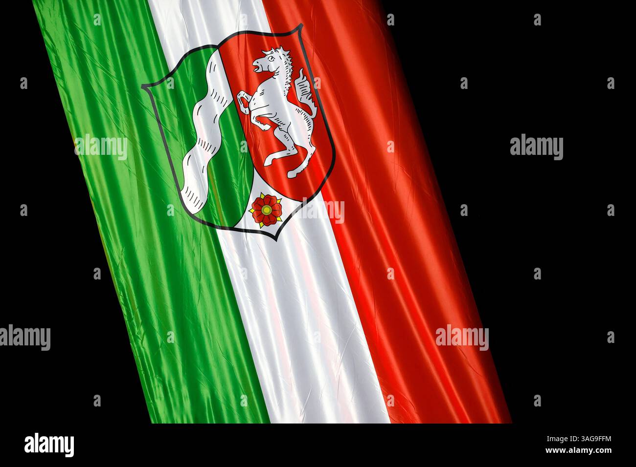 Die Flagge des Landes Nordrhein-Westfalen zu sehen bei der ...