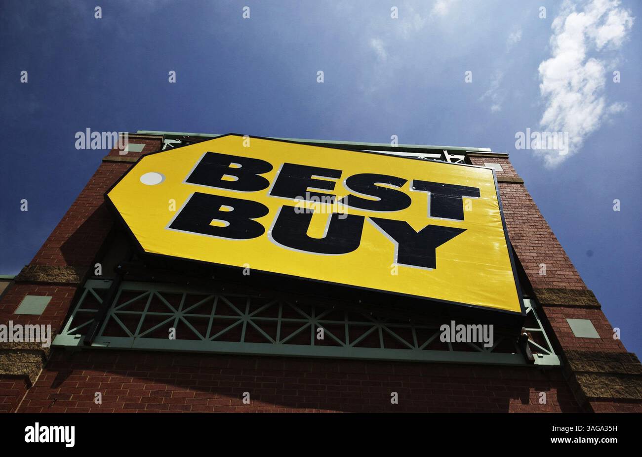 Geek squad services hi-res stock photography and images - Alamy