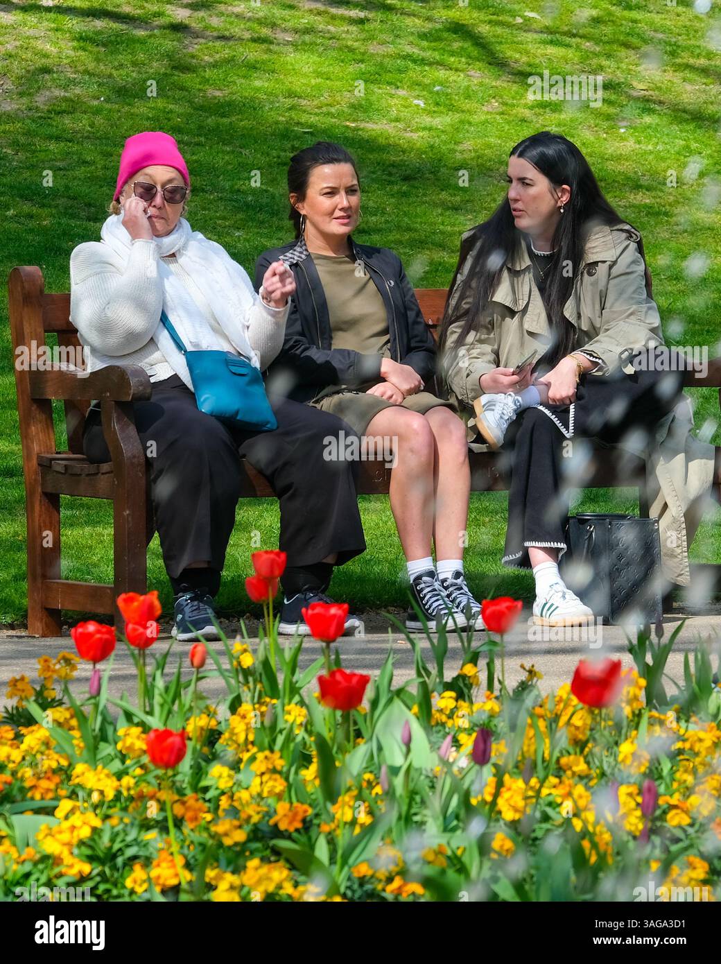 London, UK. 8th April, 2025. Office workers and other visitors to ...