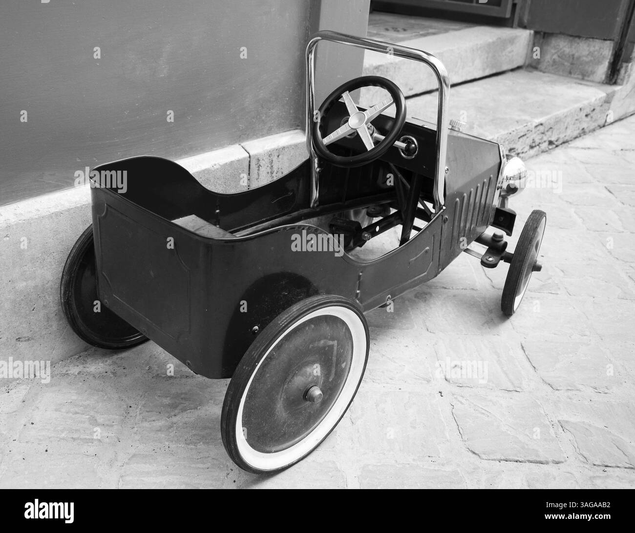 Back view vintage car Black and White Stock Photos & Images - Alamy