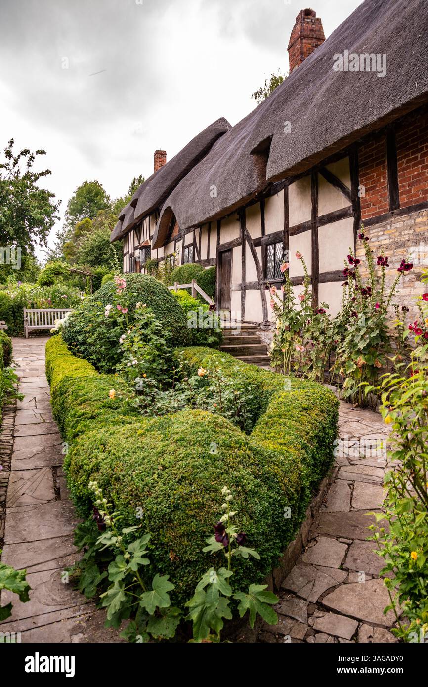 Charming garden path at Anne Hathaway's Cottage, Shakespeare's wife's ...