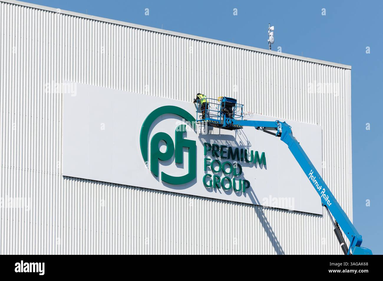 PRODUCTION - 08 April 2025, North Rhine-Westphalia, Rheda-Wiedenbrück ...